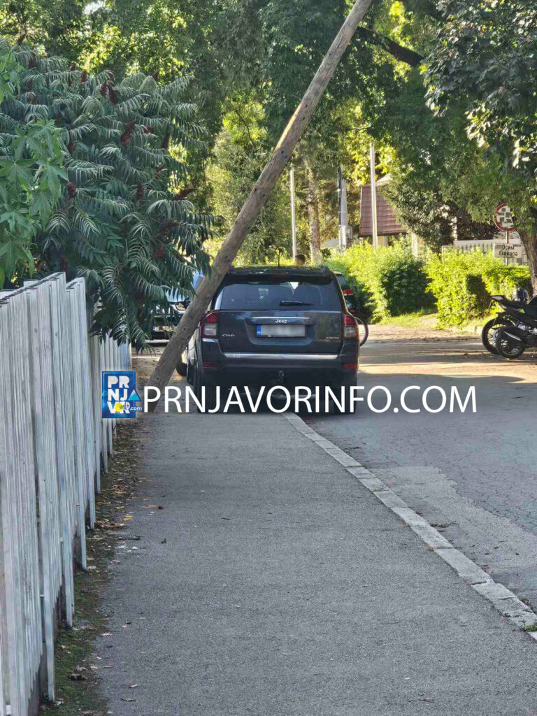 Pala bandera na automobil ispred Osnovne škole „Branko Ćopić ...